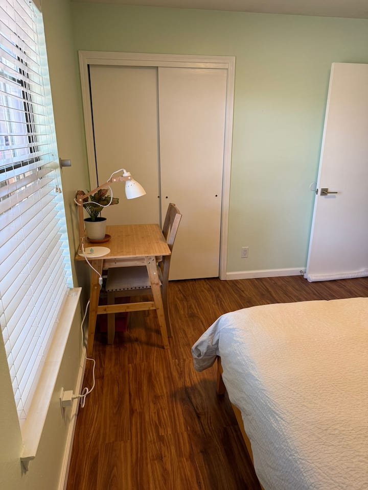 Cozy Bedroom Retreat - Albuquerque, NM