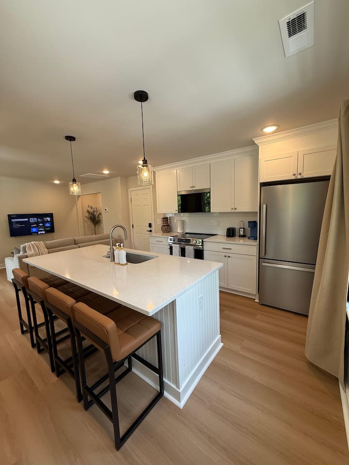 Modern Comfort Near The Capitol #B - Charleston, WV