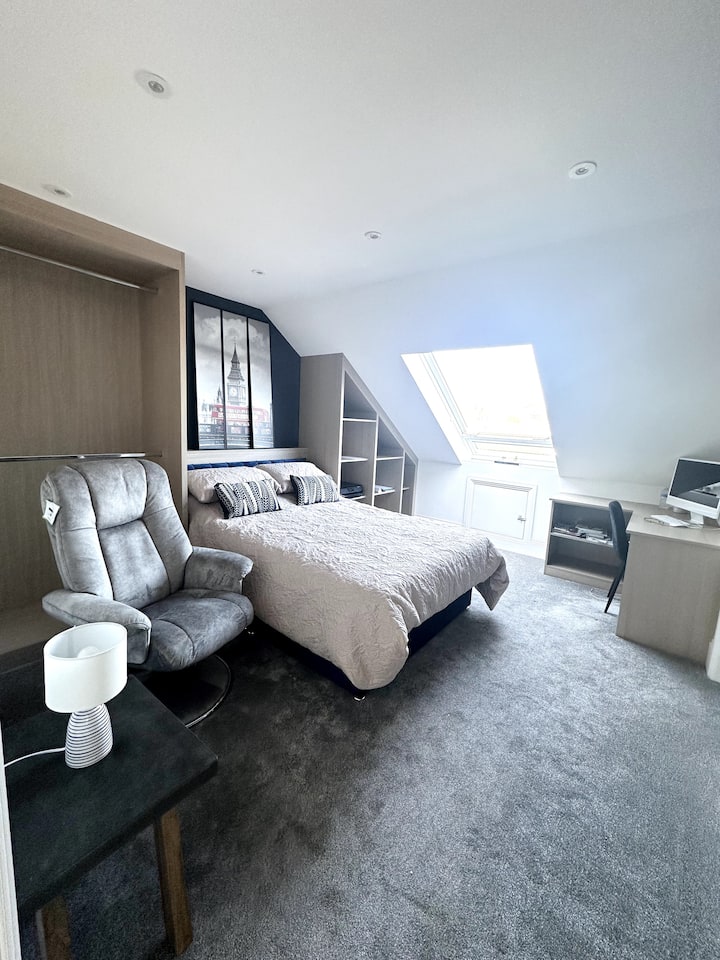 Private Room On Top Floor - Watford