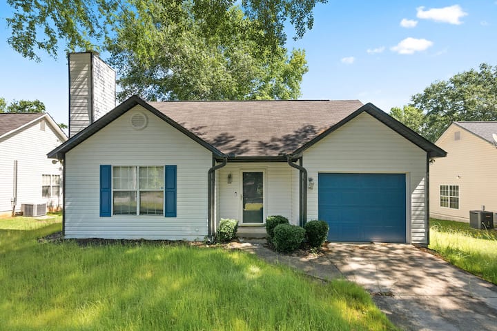 Stylish Macon Escape | Sleeps 6 - Lake Tobesofkee, Lizella