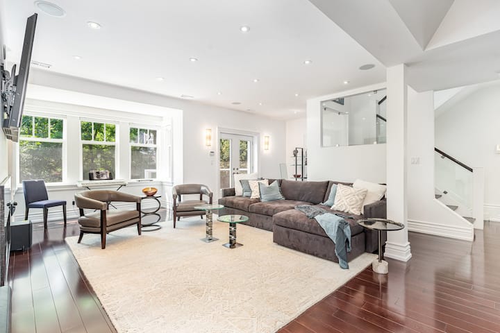 3 Bedroom Beauty In Mid-town - Toronto, ON