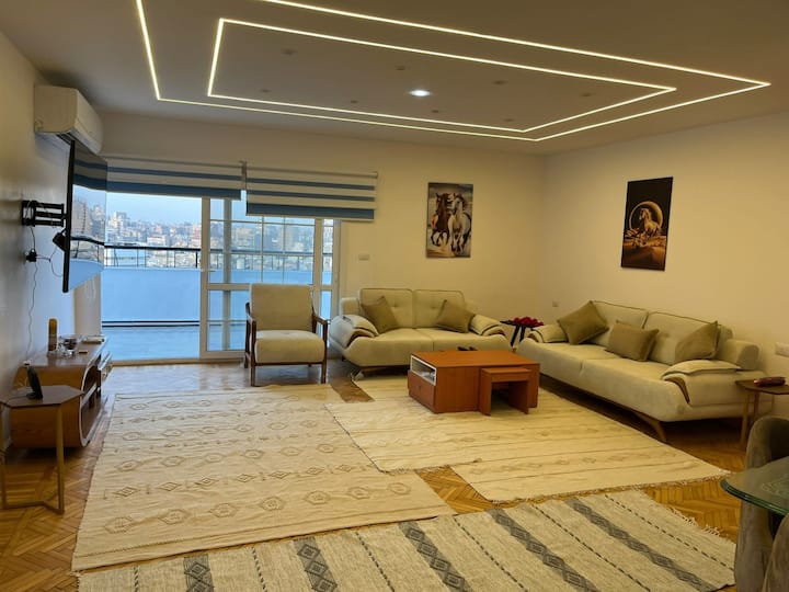 Central Luxurious Flat With View - Cairo