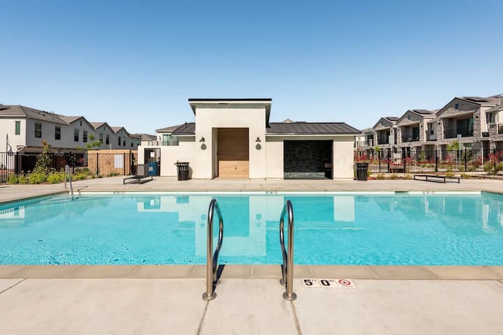 Tranquil Clovis Townhome - Clovis, CA