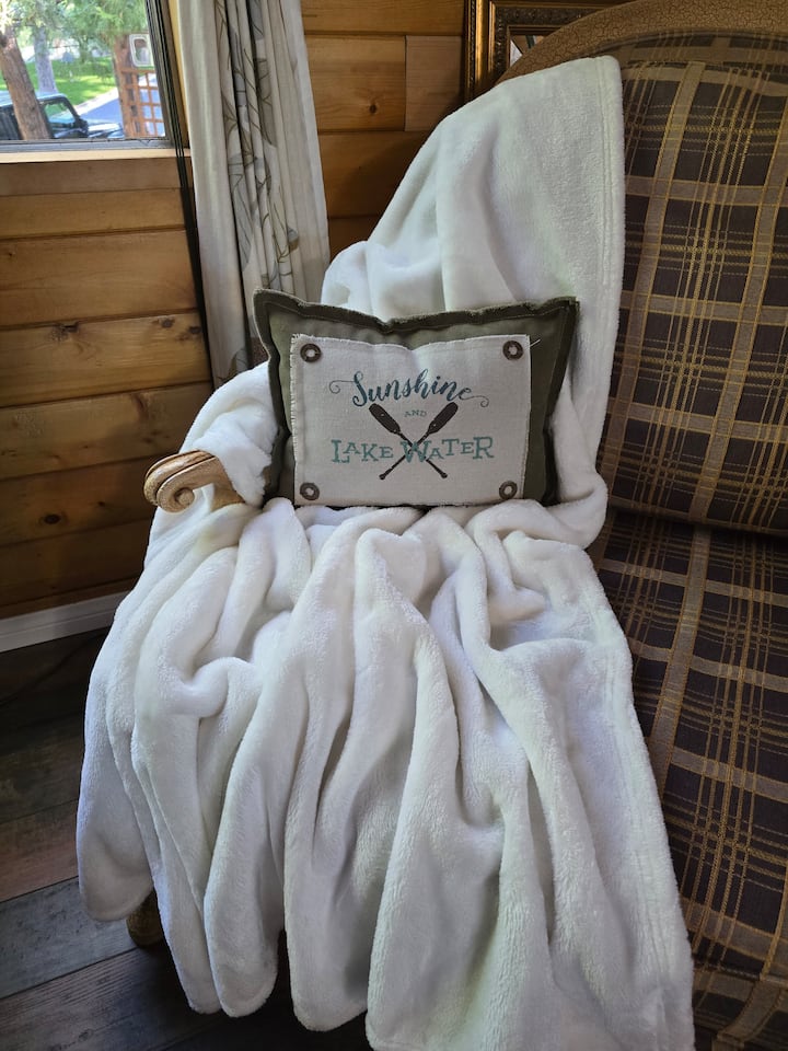 Cozy Vintage Cottage Cabin - Crestline, CA