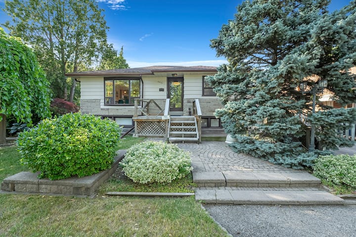 Cozy & Bright 2br Home With Yard & Free Parking - Toronto, ON