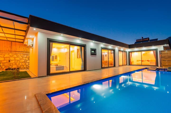 Jakuzili Tatil Villası Mister - Havuzu Korunaklı - Kalkan