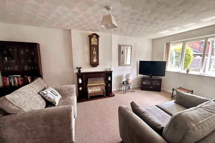Oldham Bungalow Retreat: 2bd Peaceful Comfort - Oldham