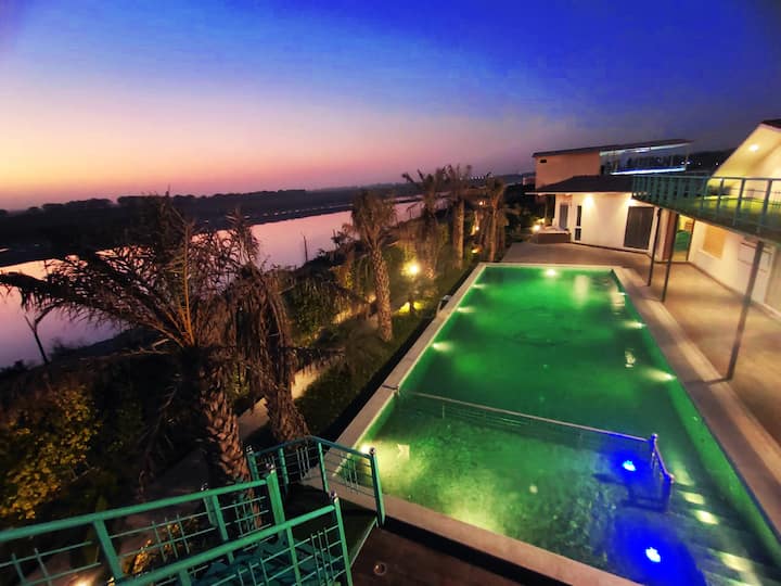 Luxurious River View Farm - 諾伊達
