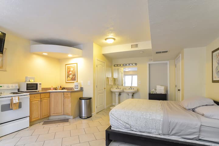 B-5 Secret Of Saugatuck Suites Efficiency Unit - Douglas, MI