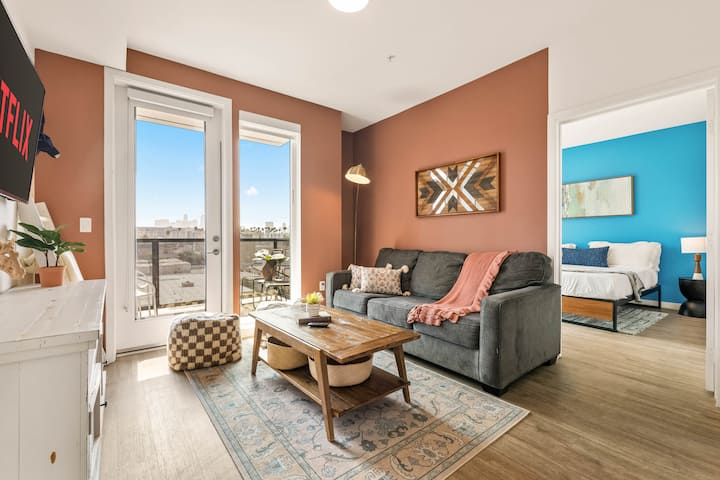 Chic & Bright Home | Free Parking | Hot Tub + Gym - Little Bangladesh - Los Angeles