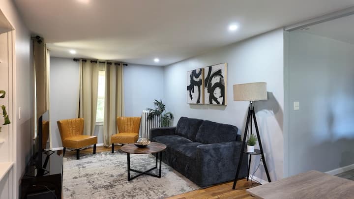 Budget Friendly, Classic Windsor Home - Bloomfield, CT