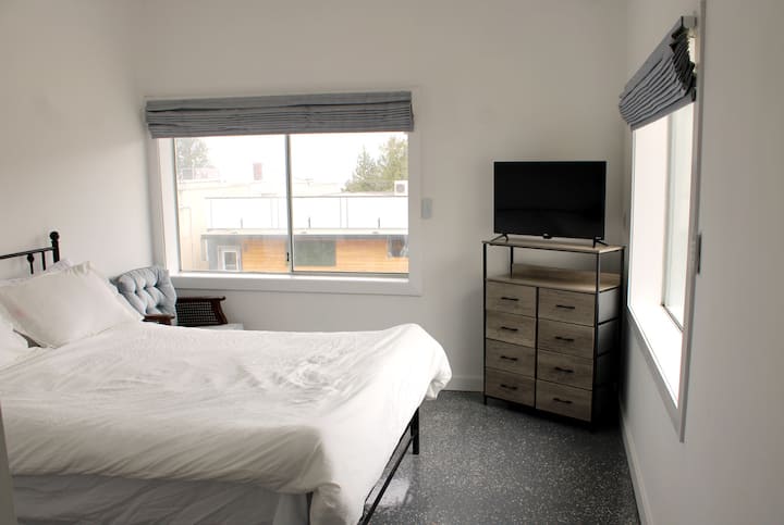 Basecamp Suites - 4 Boutique Hotel Rooms - Powell River