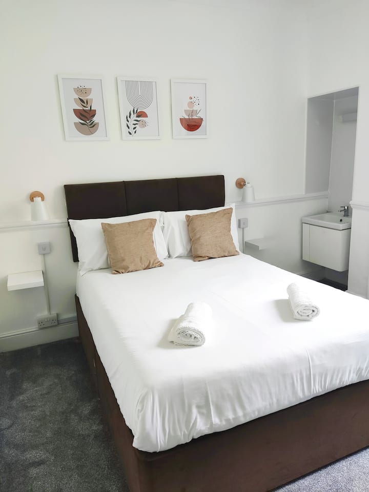 Small Double Room Ensuite - Brighton