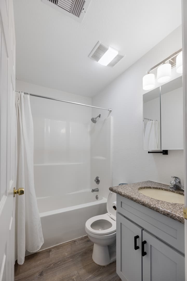 Cozy Beach Bungalow W/ Big Yard - Tiki Island, TX