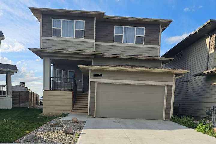 Cozy 3–4br Family Home, Scenic Views, Sleeps 6–9 - Lethbridge
