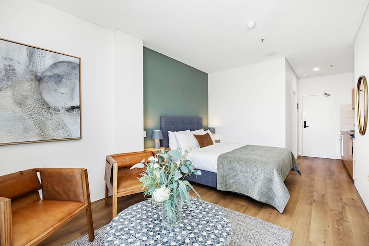 Stroll To The Swan River & Shopping Malls! - South Perth