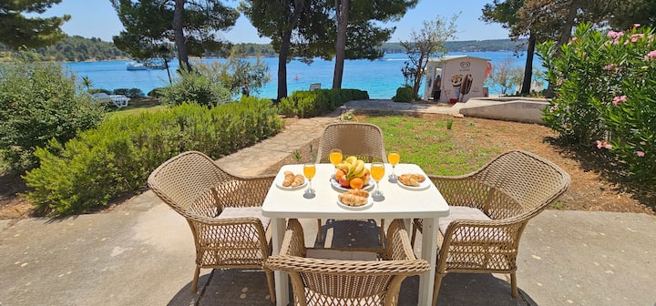 Beach Front With Swimming Pool - Sutivan