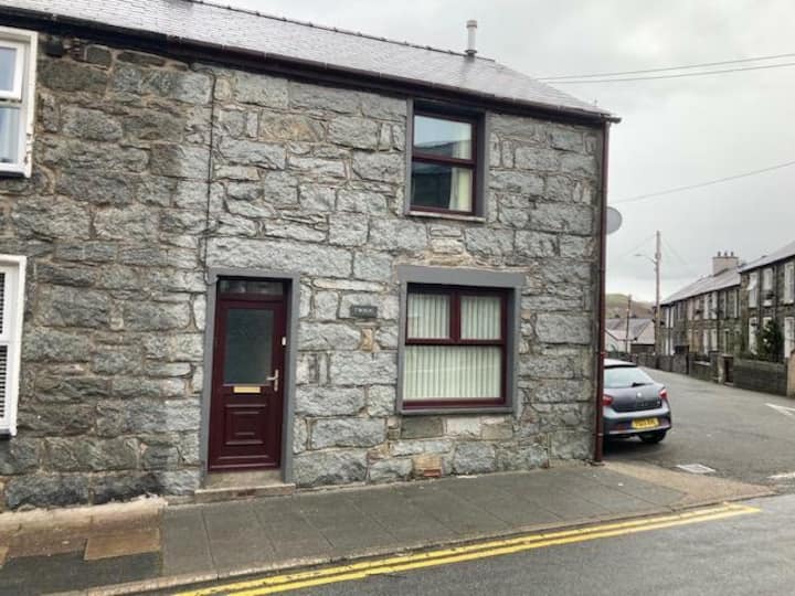 Family Cottage, Garden, Mountain Views, Sleeps 5 - North Wales