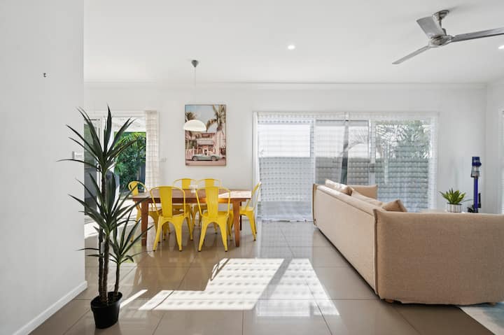 Retro Themed 2br House | Walk To 2 Beaches - Arrawarra