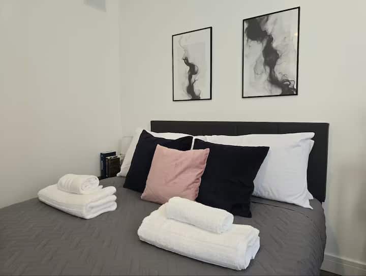 Old Street Boutique Studio N 4 - Staffordshire University London - Digital Institute