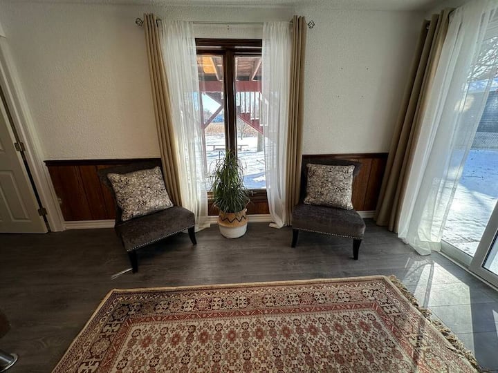 Bright And Cozy Basement Retreat - Aurora