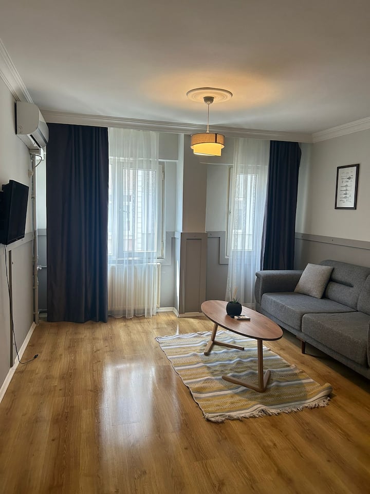 Temiz, Güvenli, Merkezi, Mutfaklı Eşyalı 1+1 Daire - İstanbul