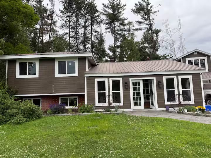 Serene Cottage On The River - Bracebridge