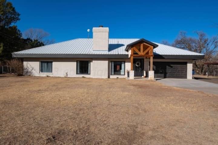 Poolside Paradise Canyon Retreat - Canyon, TX