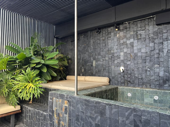 El Poblado Stay: Jacuzzi & Rooftop Pool - Medellín