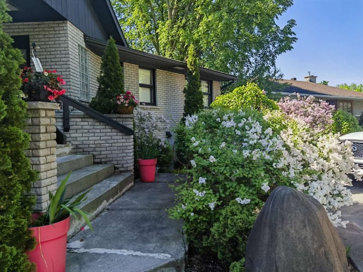 Quiet And Spacious 2 Bdrs With Backyard & Pool - Pointe-Claire