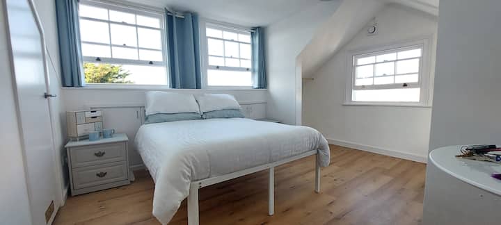 Newly Refurbished Double, Private Wc & Shower Room - Weymouth