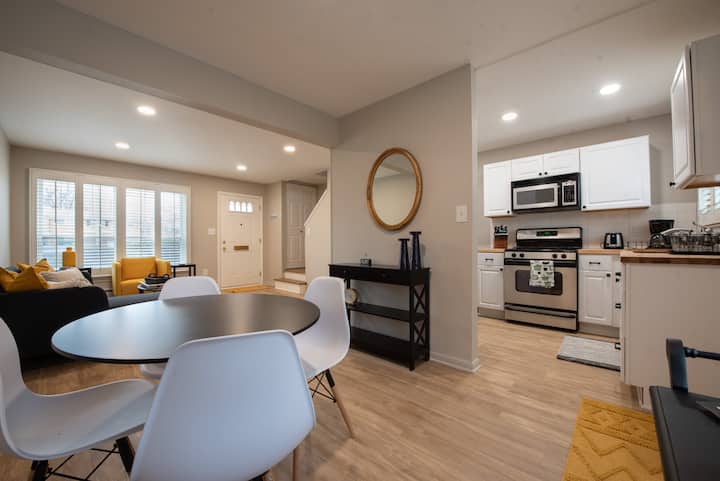 Trendy Condo, Top Location - Bloomfield Township, MI