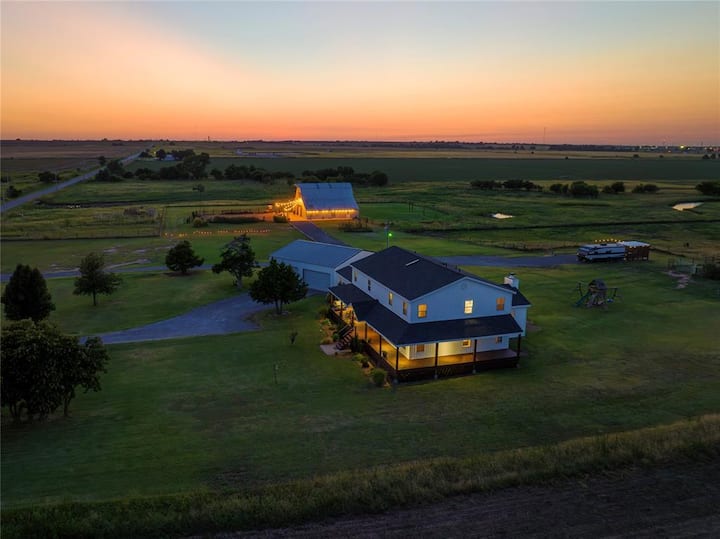 Modern Farmhouse Getaway - Cedar Lake, Hinton