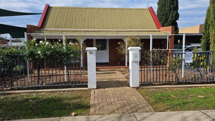 Central Home In Wagga Wagga - Wagga Wagga