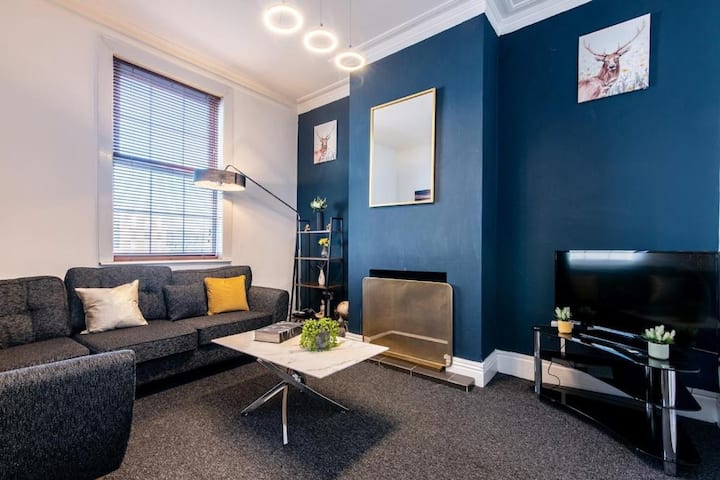 Stylish 5-bed House • Heart Of Derby City Centre - Derby