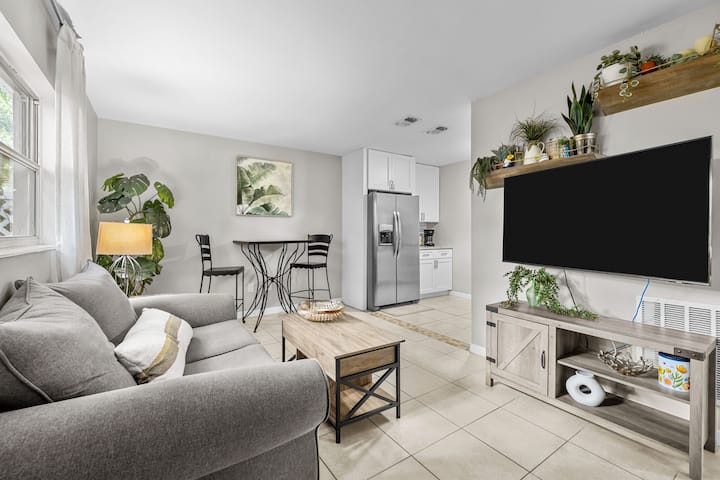 Private, Pet-friendly Stay, Long-term Ready - Largo, FL