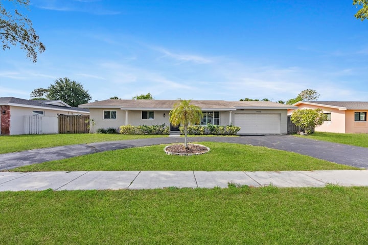 Charming Stay W/ Private Pool - Plantation, FL