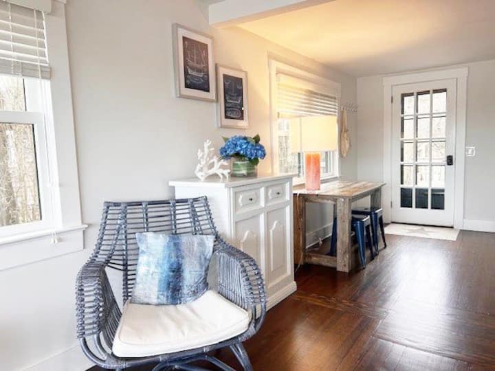 Bayview Waterfront Cottage - Sag Harbor, NY