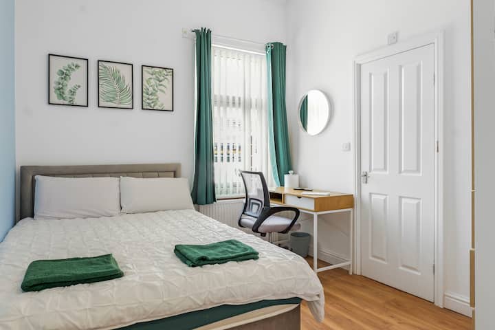 Prime Location – 3br Home Wifi Garden All Ensuite - Rochdale