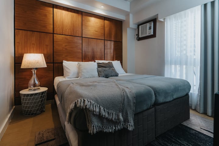 Chic 3br W/ City Views + Cinema, Pet, Pkg, Pool - Taguig