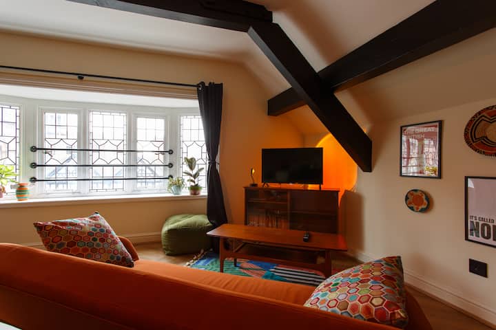 Top Floor City Gem, Stylish, & Bright (Apt D) - Chester, UK
