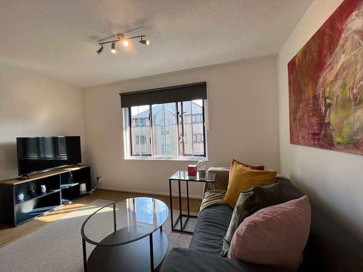 Near Canary Wharf | Free Wifi | Smart Tv | - London City Airport (LCY)