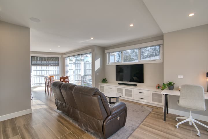 New Townhouse With Nature Views - Bayswater
