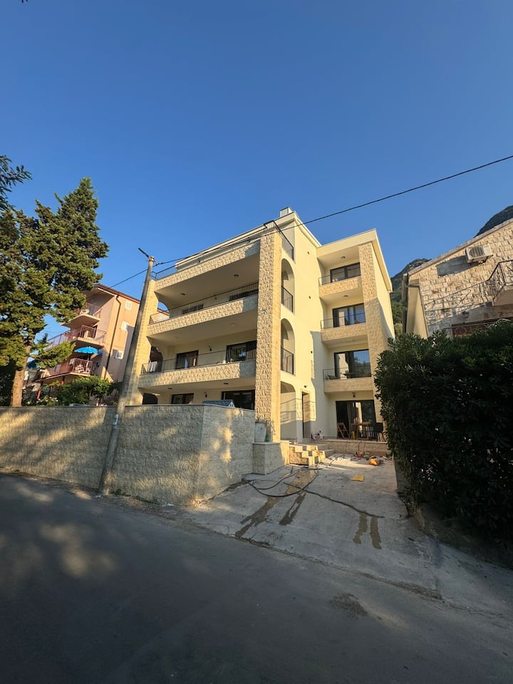 Great 3-bedroom Apartment - Kotor