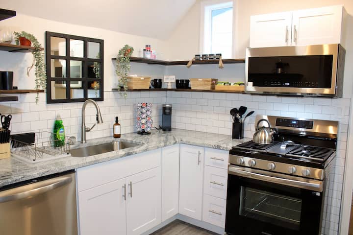 Chic On A Shoestring Mini Suite - Marietta, GA