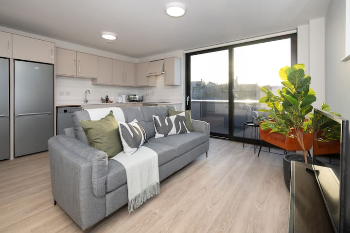 Scenic Topfloor | 3br Apartment - Cork