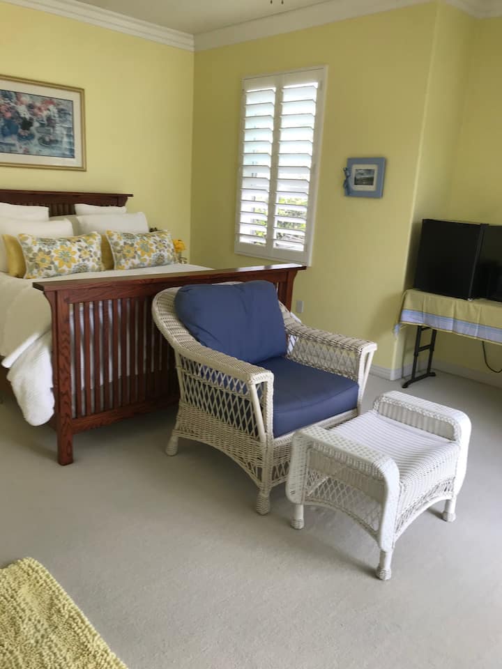 The  Private Yellow Mini Suite - Temecula, CA