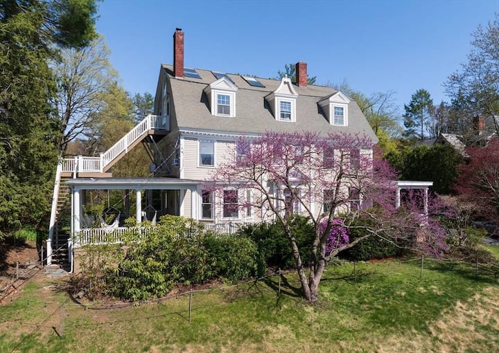 The Treetop Retreat - Greenfield, MA