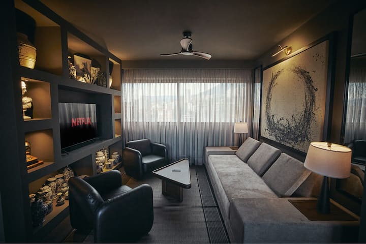 New Elegant, Unique Stylish Unit. King Bed + Wifi. - Colombia