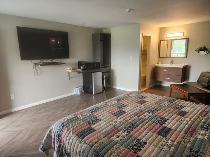 Dlx Large King Bed Room - Lake Anna, VA